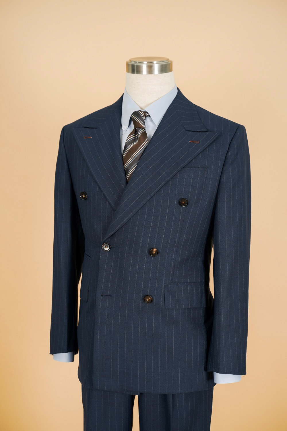 What is a double-breasted suit? How to apply double-breasted suit to ...